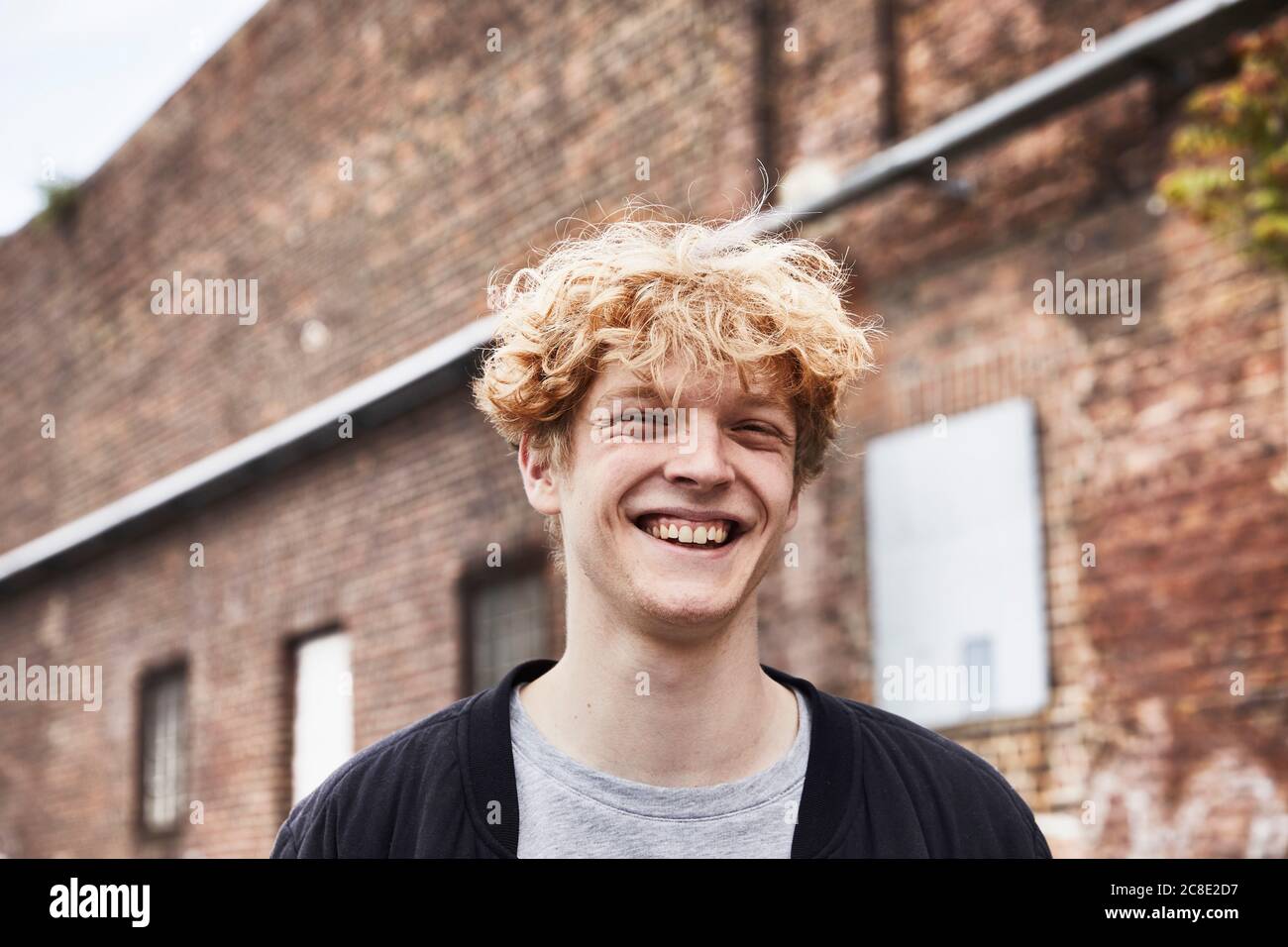 Junger mann lachend -Fotos und -Bildmaterial in hoher Auflösung – Alamy