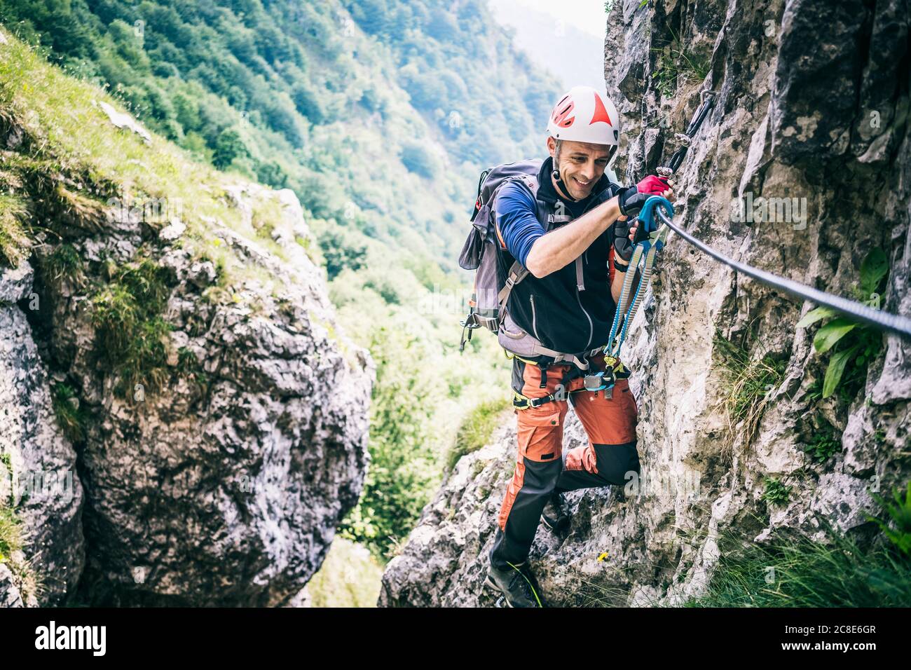 Bergsteiger Klettern auf Klettersteig, Orobie, Europäische Alpen, Como ...