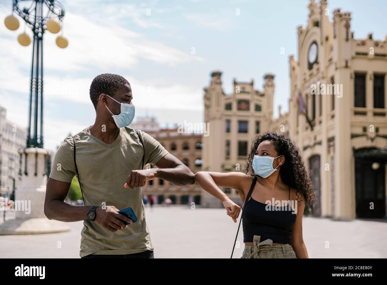 Alle Tragen Masken Stockfotos und -bilder Kaufen - Alamy