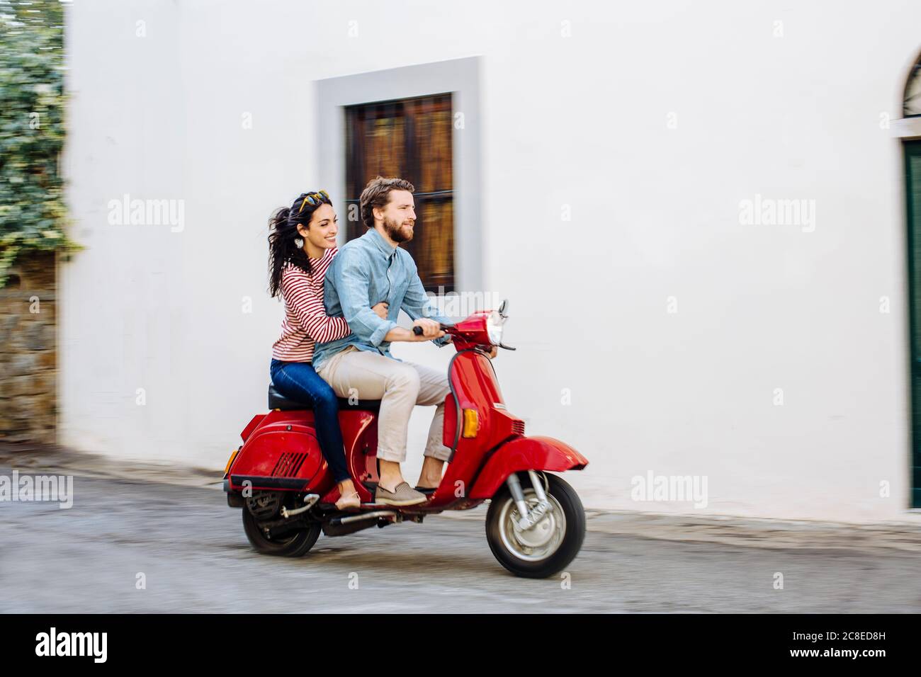 Couple with vespa -Fotos und -Bildmaterial in hoher Auflösung – Alamy