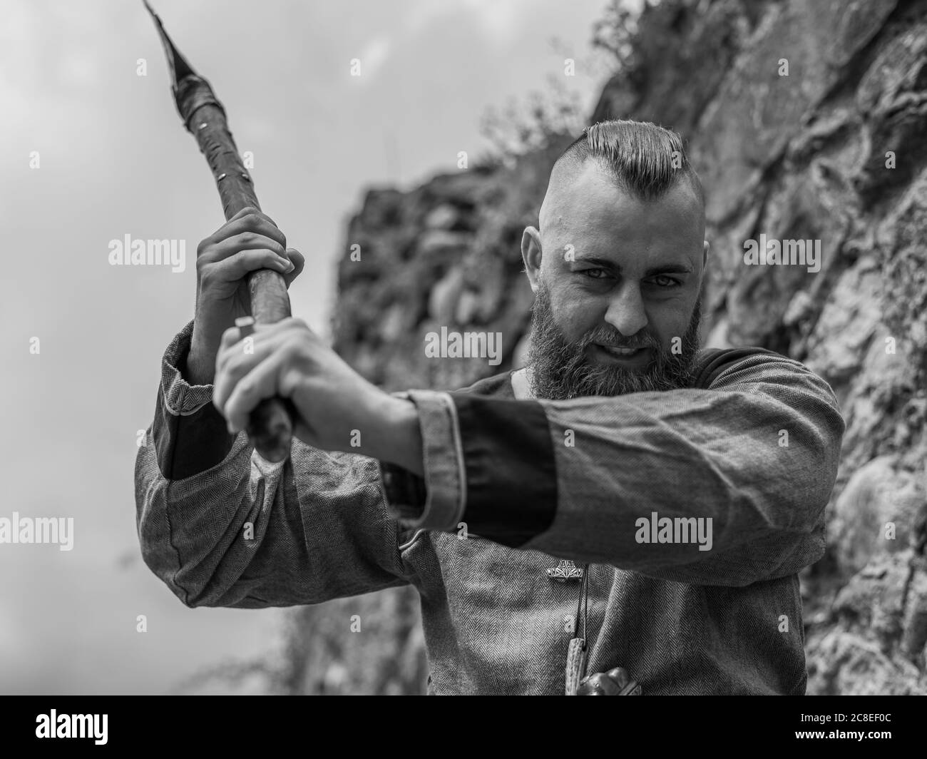 Wikinger Krieger mit dicken Bart schwenkt eine Axt, Bild der ...