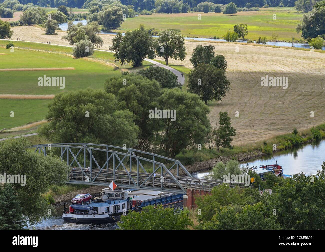 Stolpe, Deutschland. Juli 2020. Ein Frachtschiff ist auf dem Weg ...