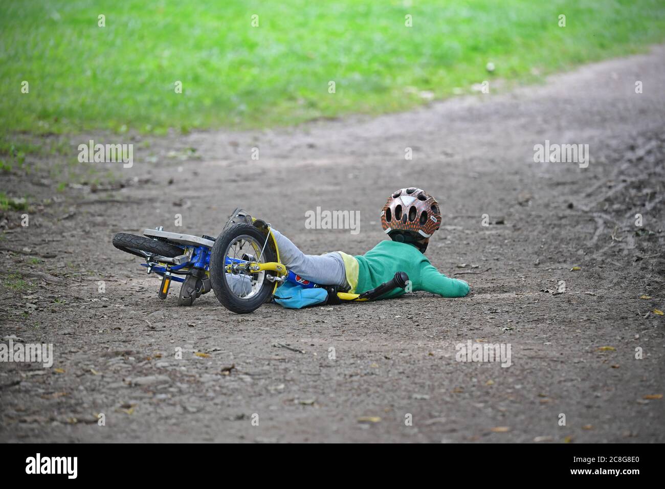 Fahrrad unfall kind -Fotos und -Bildmaterial in hoher Auflösung – Alamy