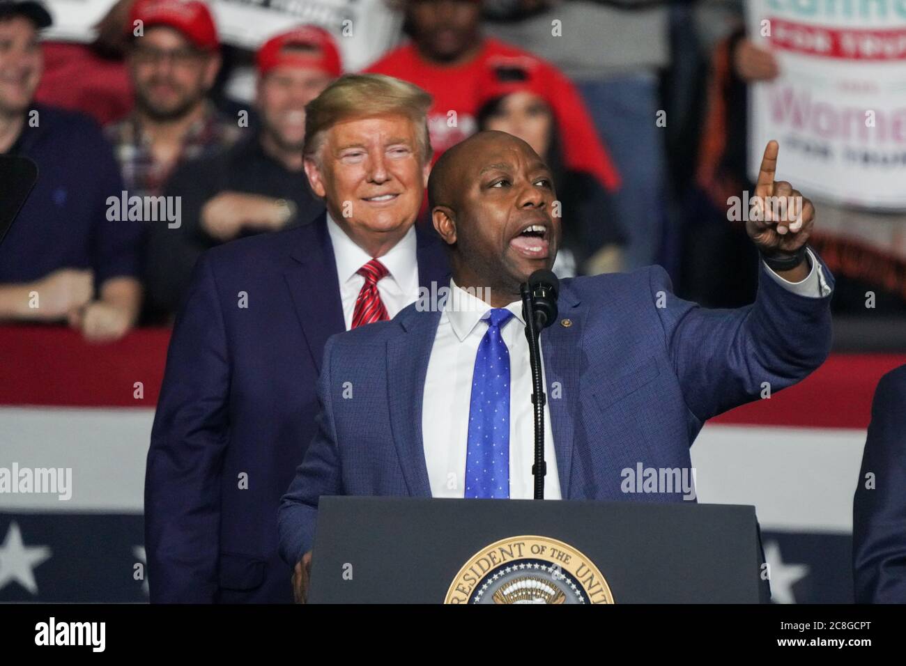 US-Senator Tim Scott aus South Carolina spricht mit der Menge, während ...