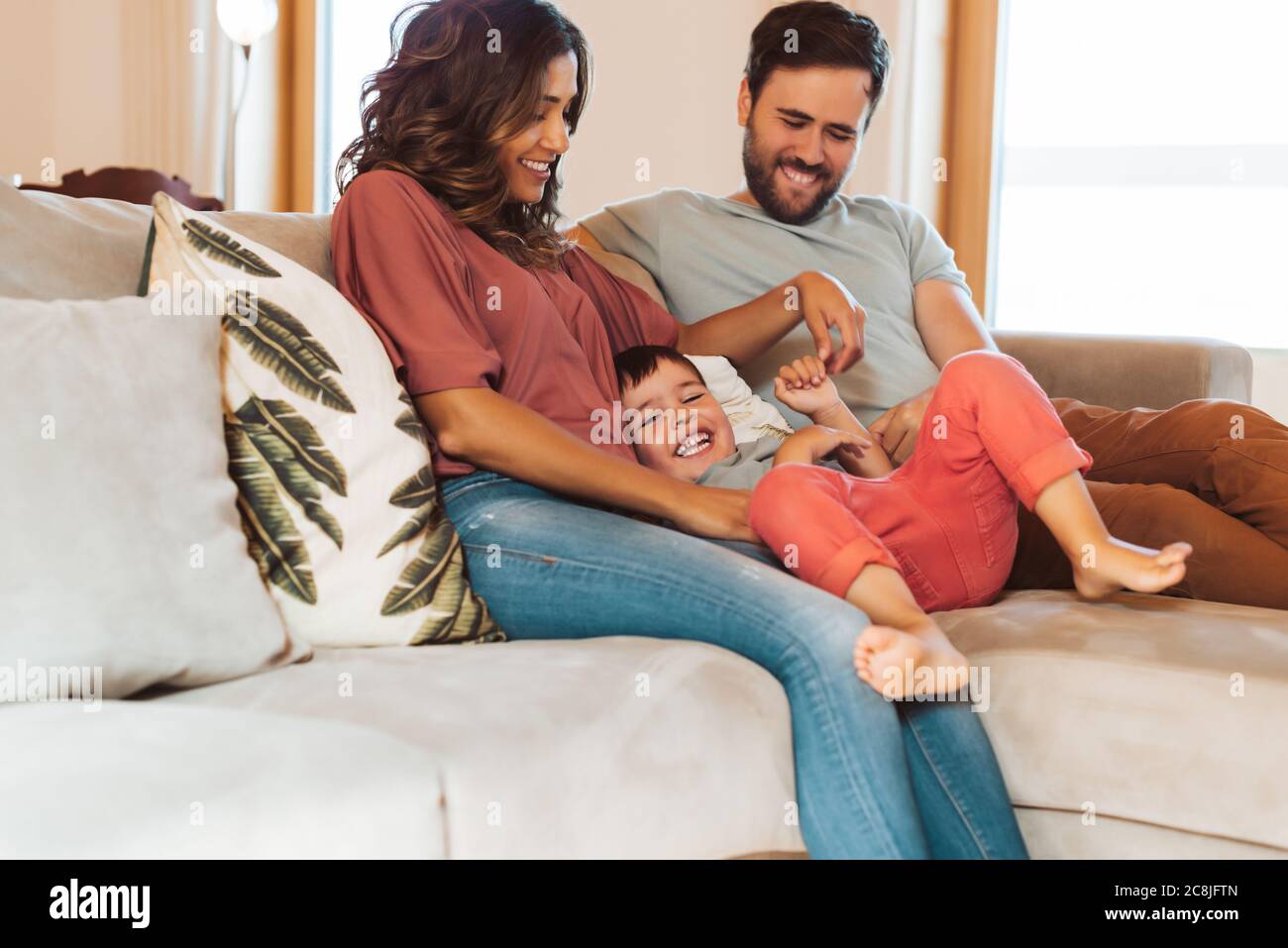 Eltern und Kinder Zu Hause Stockfotos und -bilder Kaufen - Alamy