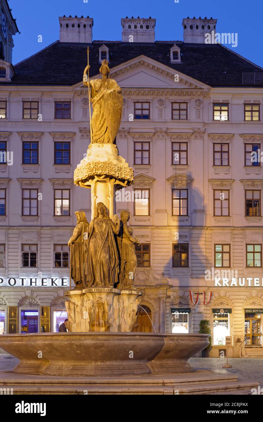 Nachtansicht auf den Brunnen 'Austria', Austriabrunnen, auf dem Freyung ...