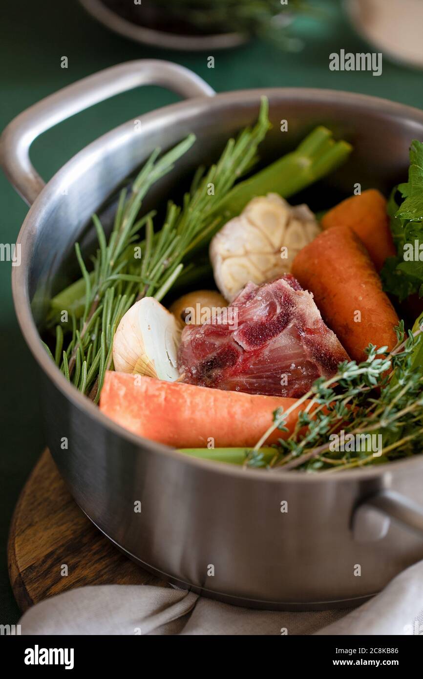 Knochenmark essen -Fotos und -Bildmaterial in hoher Auflösung – Alamy