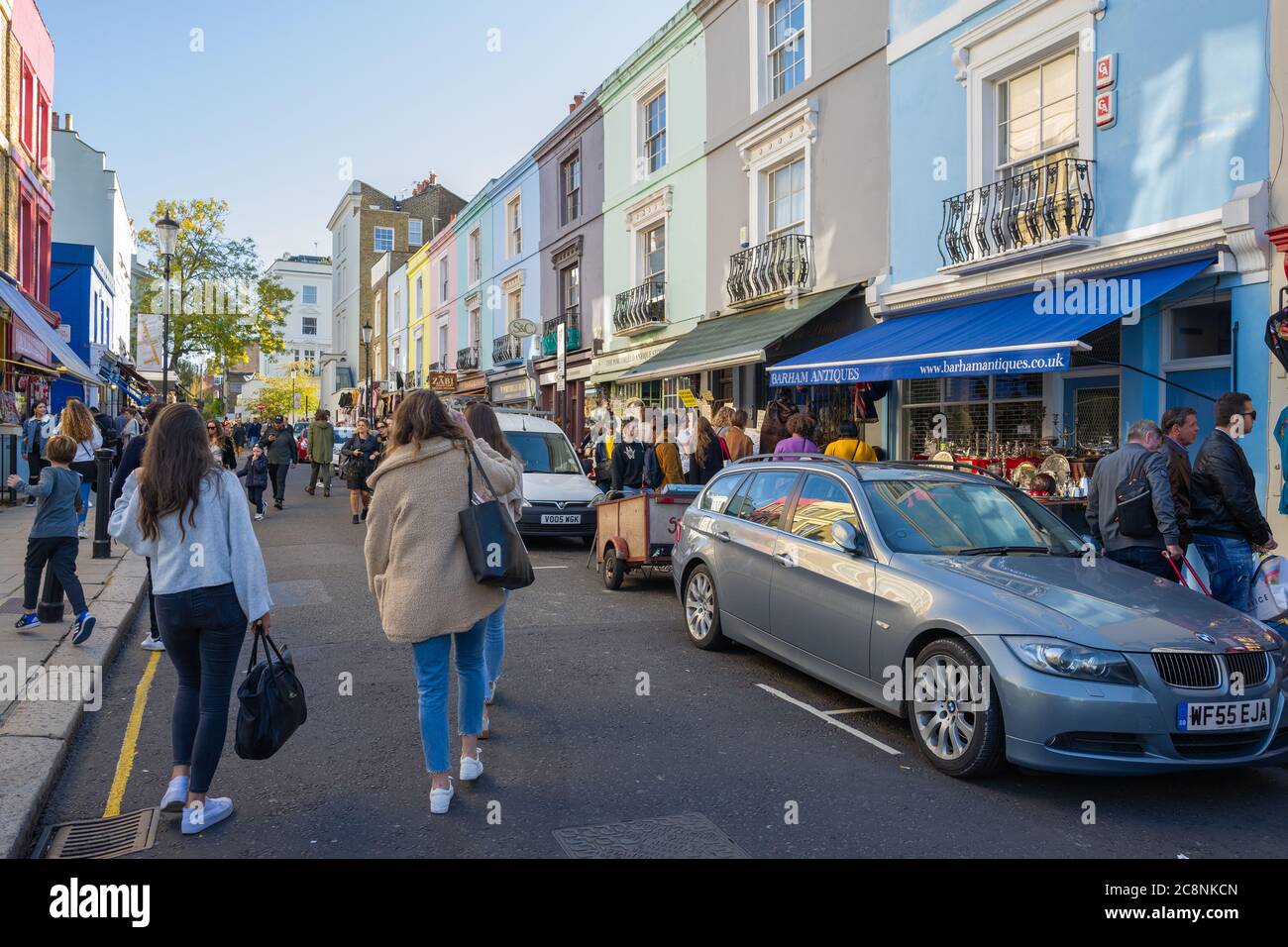 Bunte Fassaden von Gebäuden an der lebhaften Portobello Road mit ... Bunte Fassaden von Gebäuden an der lebhaften Portobello Road mit ...
