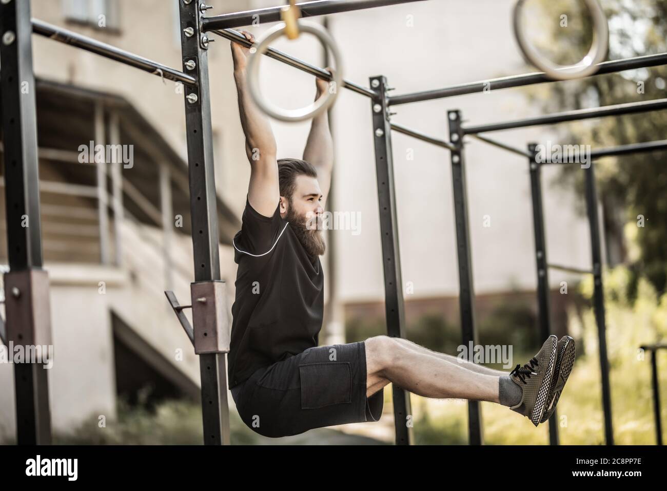 Fitness-Mann trainieren seine Armmuskeln auf Outdoor-Strand ...