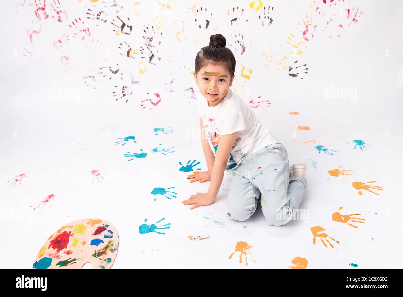 Kind malt wand -Fotos und -Bildmaterial in hoher Auflösung – Alamy