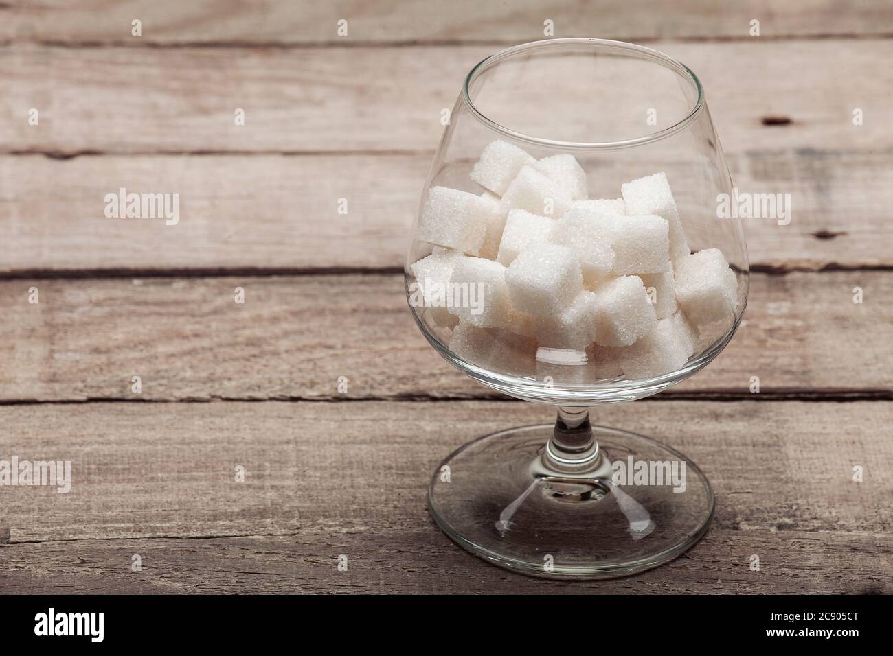 Trinken glas von klumpen zucker würfel -Fotos und -Bildmaterial in ...
