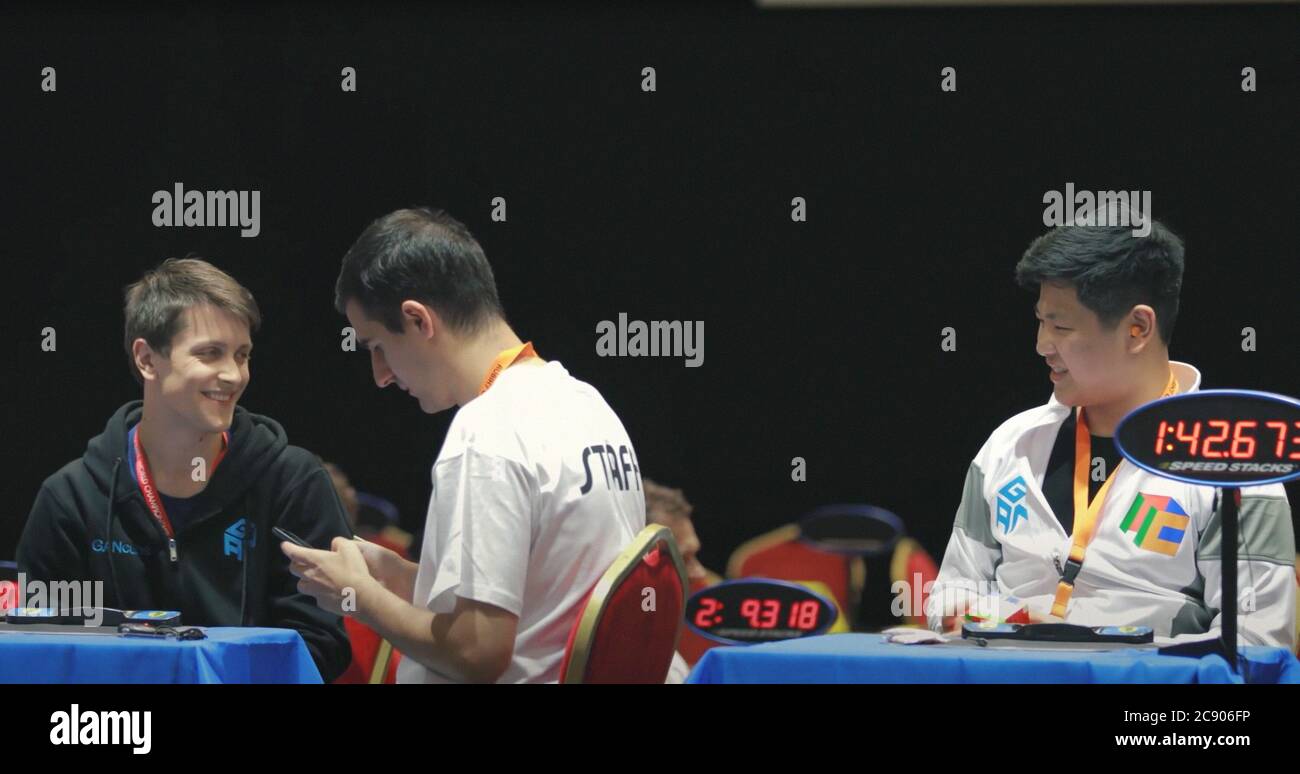 DER SPEED CUBERS, Freunde und Rivalen Feliks Zemdegs (ganz links) und Max Park (ganz rechts) bei ...