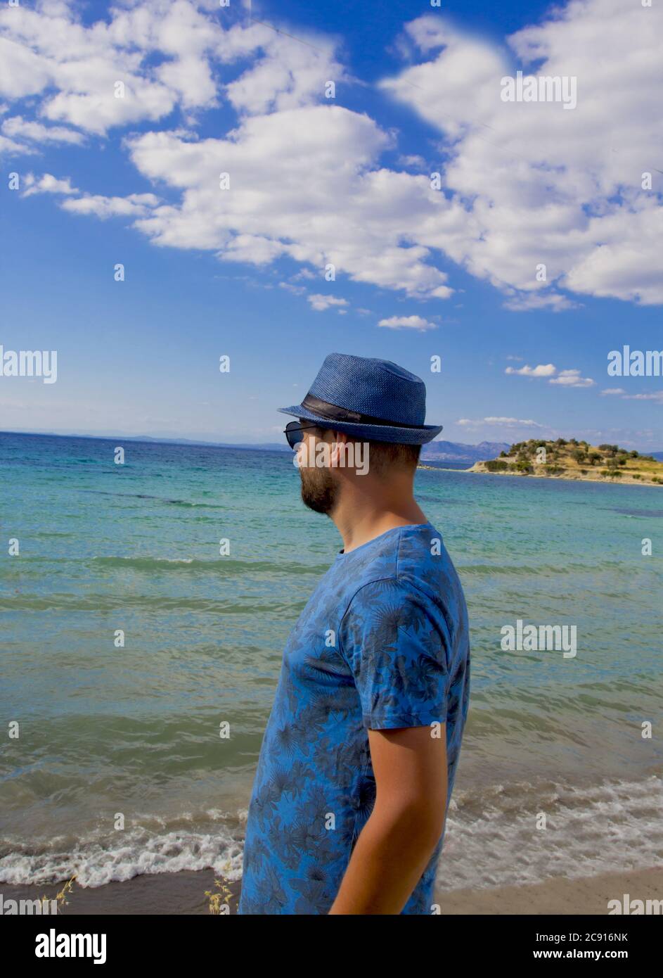Junger Mann Strand Stockfotos und -bilder Kaufen - Alamy