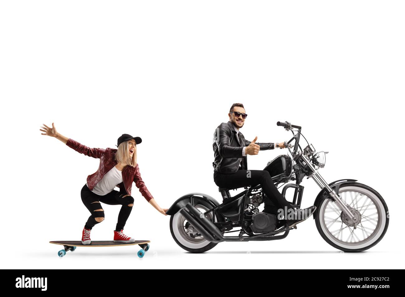 Weibliche Reiten ein Skateboard und hält auf einem Chopper mit einem ...