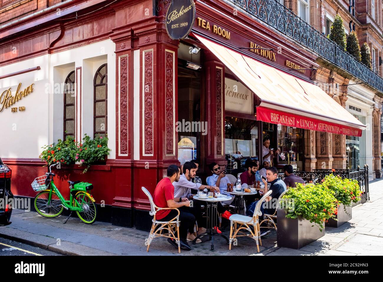 Kunden, Die Vor Dem Richoux Cafe In Der South Audley Street, London ...
