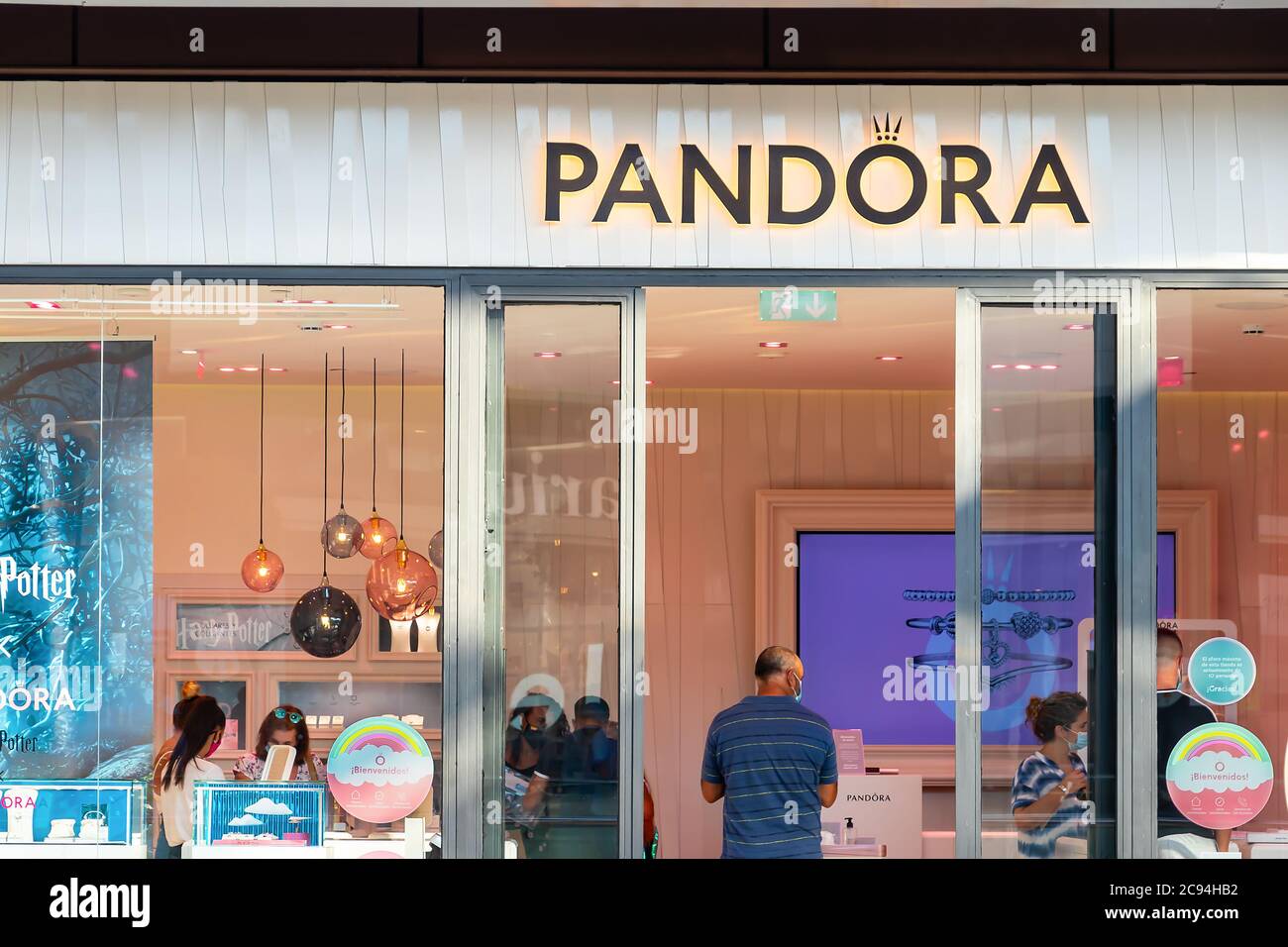 Pandora charm armband -Fotos und -Bildmaterial in hoher Auflösung – Alamy