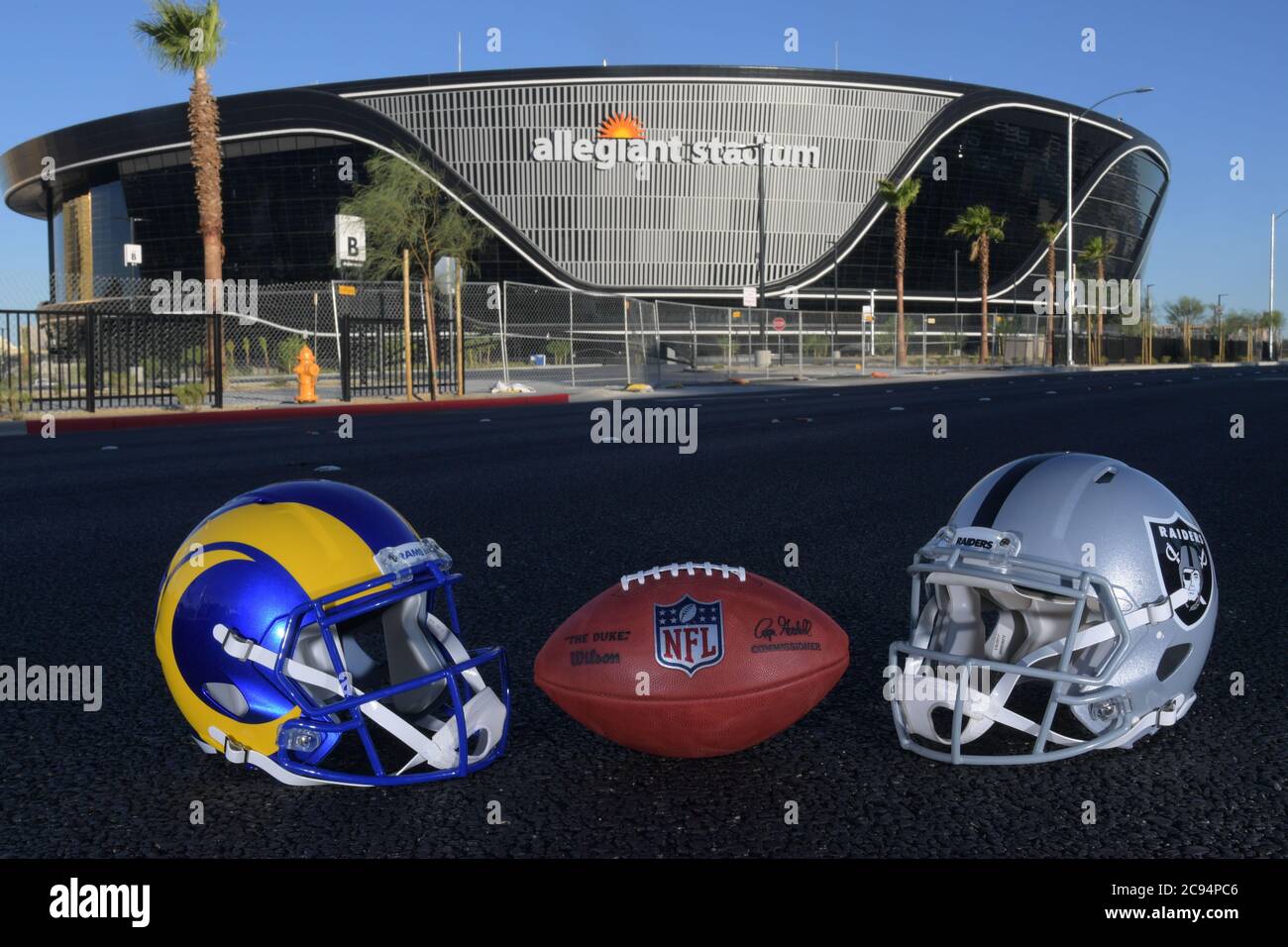 Las Vegas, Usa. Juli 2020. Ein Los Angeles Rams Helm sitzt neben einem ...
