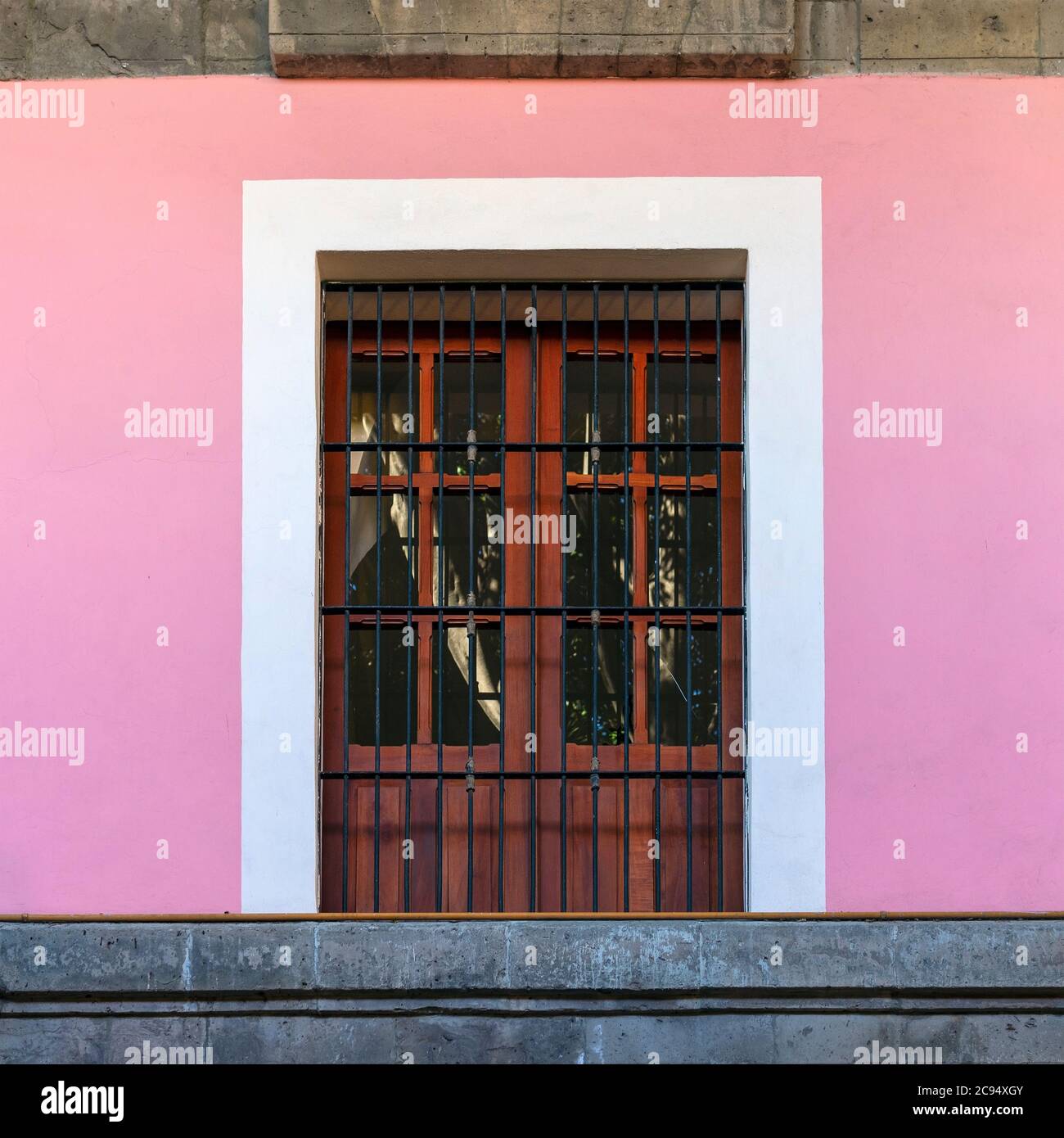 Hausfassade rosa -Fotos und -Bildmaterial in hoher Auflösung – Alamy