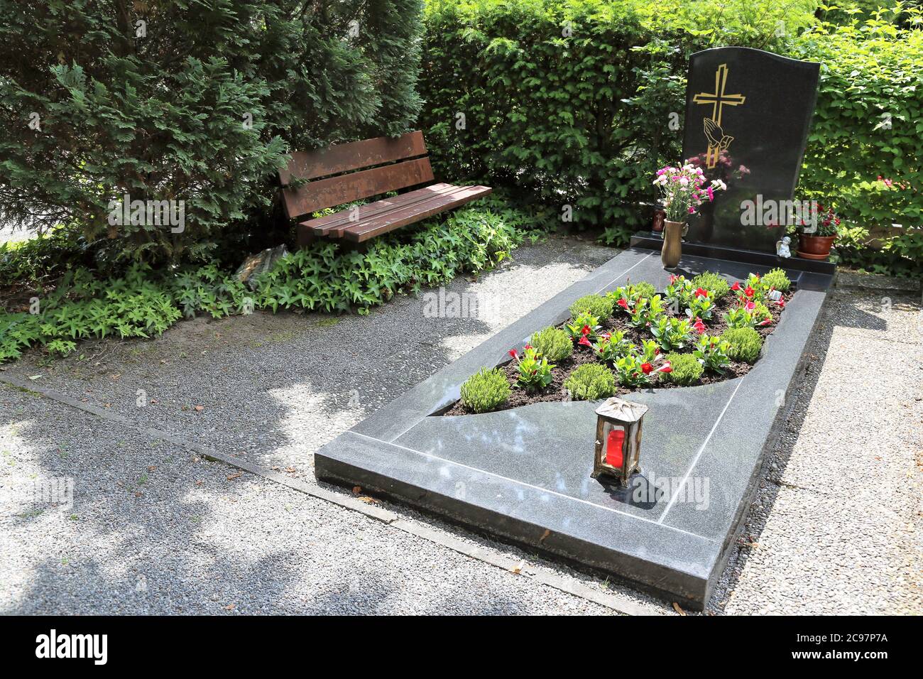 Grabplatte auf einem friedhof -Fotos und -Bildmaterial in hoher ...