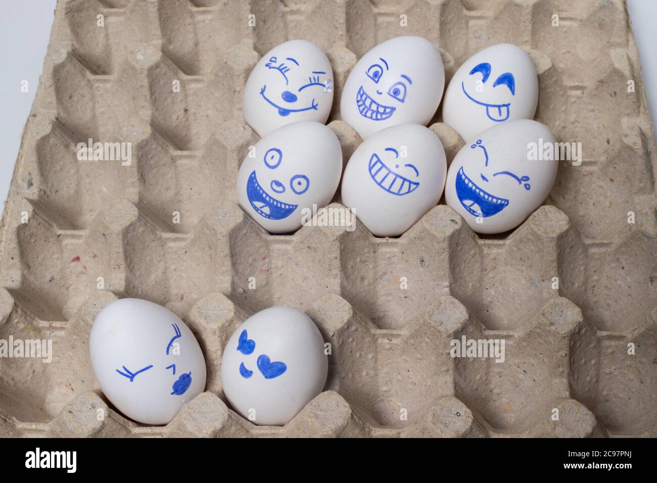 Lustige Hühnereier. Smiley Eier mit Gesichtern, lustige Gesichter. Eier ...
