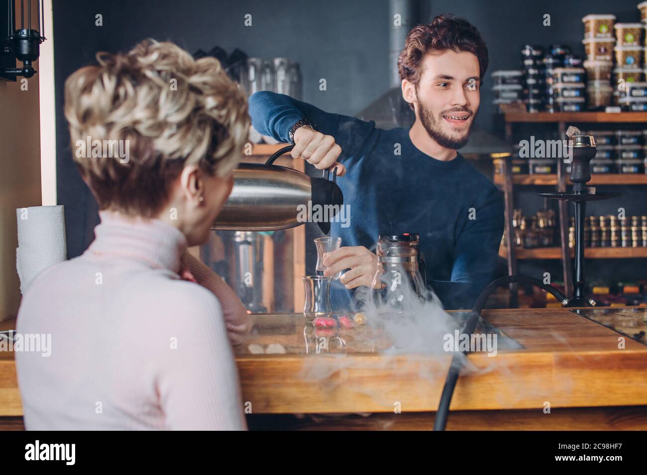 Frauen In Der Kneipe Stockfotos und -bilder Kaufen - Alamy