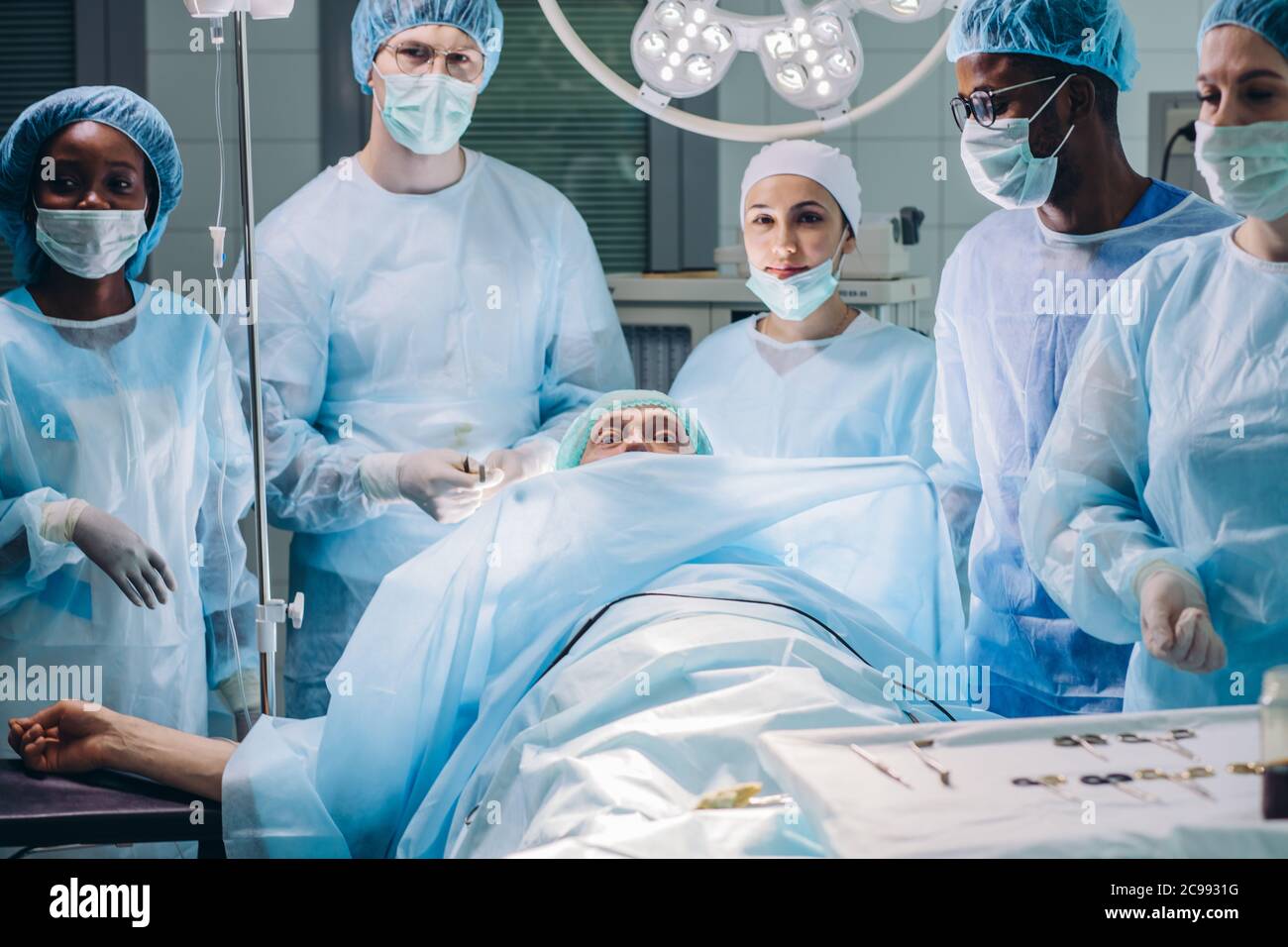 Der verwirrte Patient hat Angst vor einer Operation, liegt auf dem ...