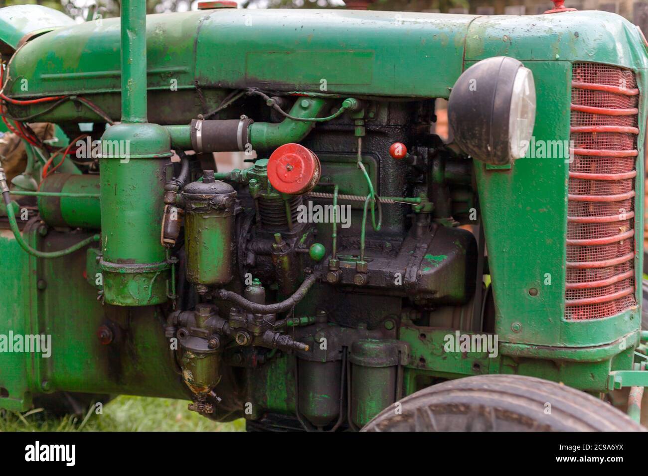 Motor eines alten kleinen Traktors für Landwirte Stockfotografie - Alamy