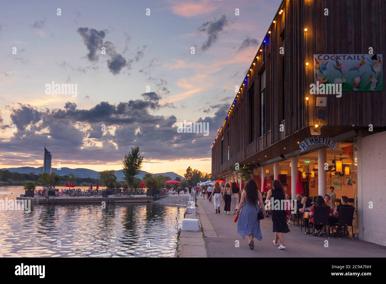 Neue donau und der millennium tower bei sonnenuntergang -Fotos und ...