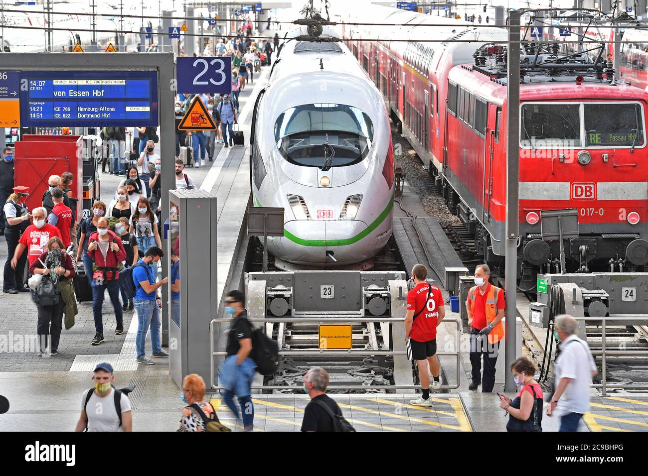Station Mit Menschen Auf Dem Bahnsteig Stockfotos und -bilder Kaufen - Alamy