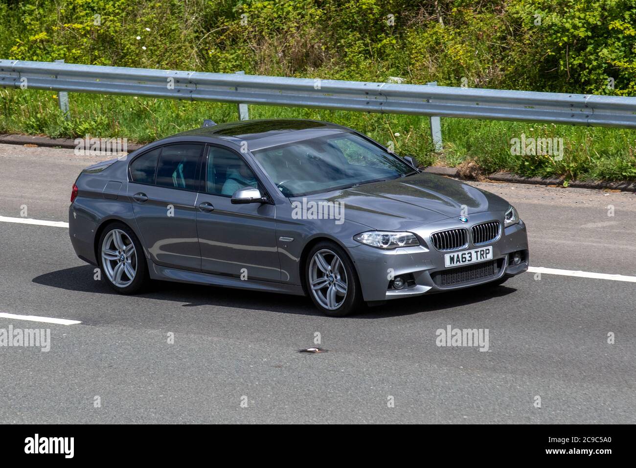 Bmw 5er graue autos -Fotos und -Bildmaterial in hoher Auflösung – Alamy