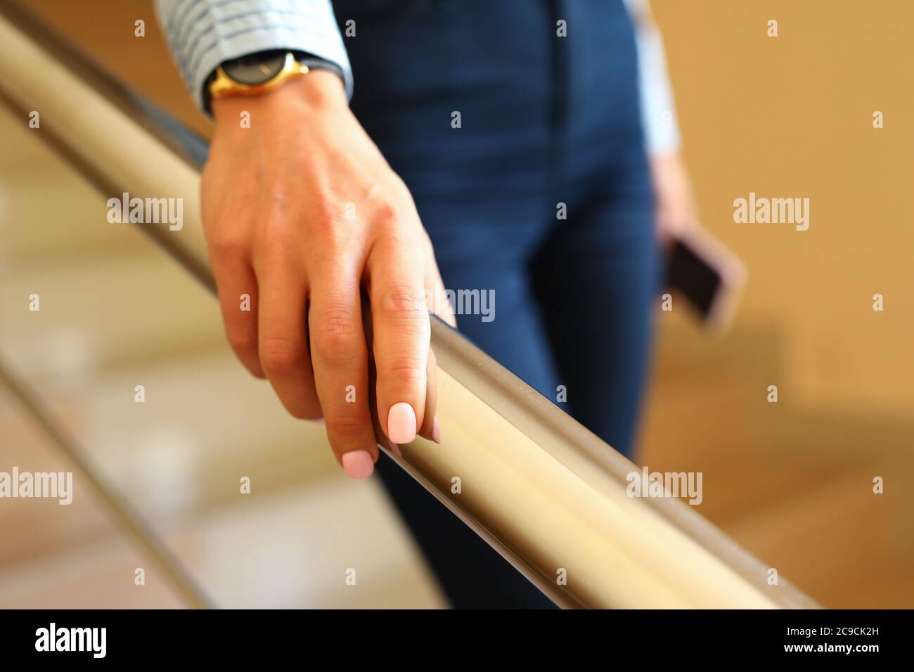 Weibliche hand mit treppenhandlauf -Fotos und -Bildmaterial in hoher ...