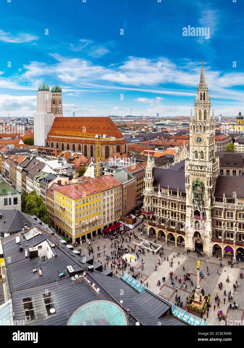 Luftbild auf Marienplatz Rathaus und Frauenkirche in München ...