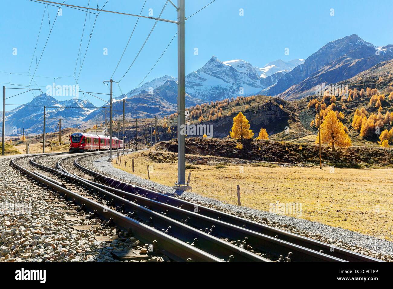 Roter zug die schweiz -Fotos und -Bildmaterial in hoher Auflösung – Alamy