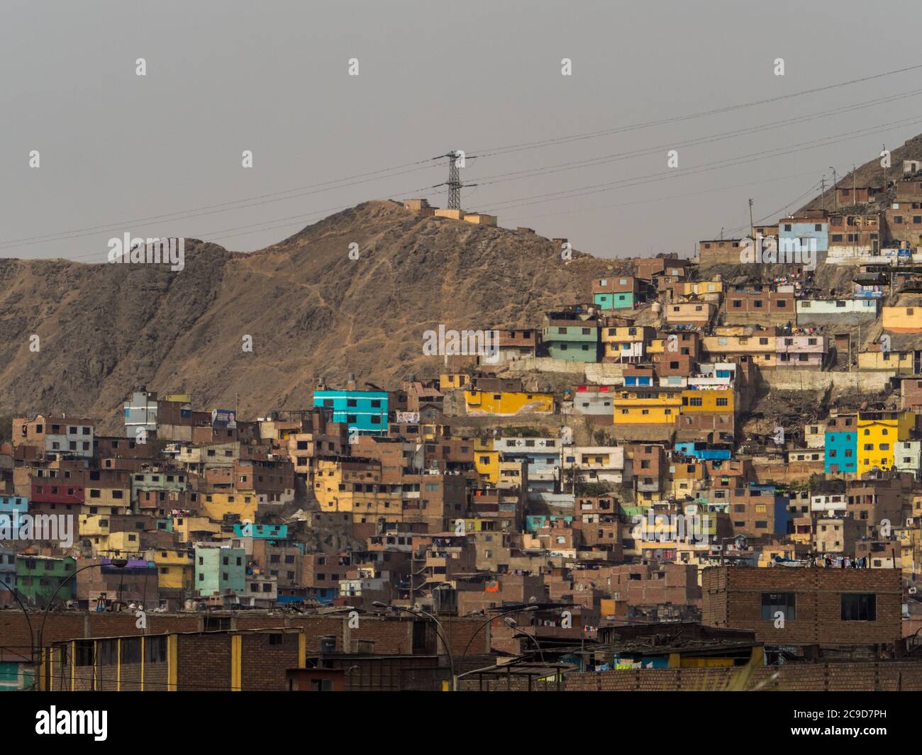 Lima, Peru - 07 Dezember, 2018: Teil des Slums an der Seite des Cerro ...