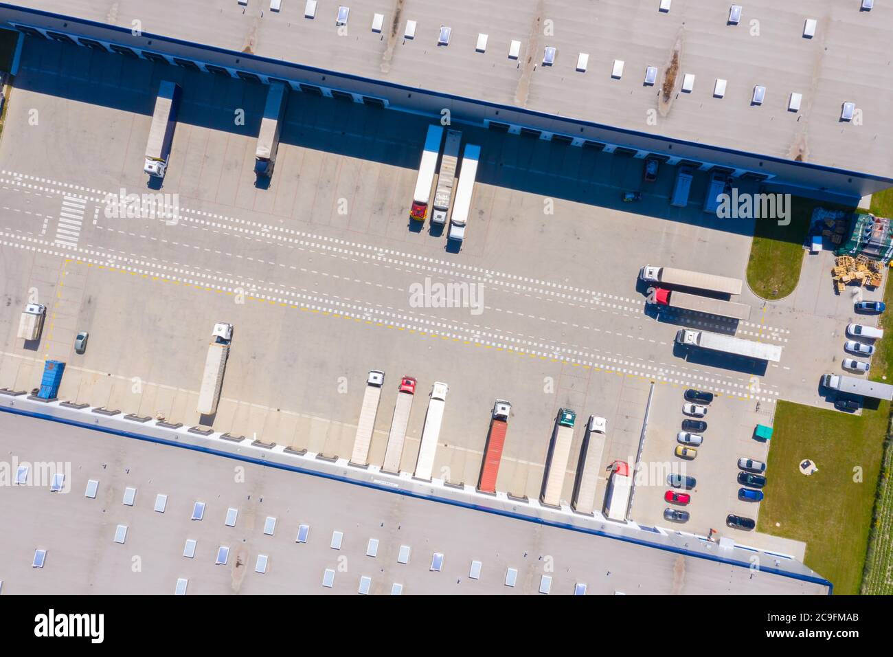 Luftaufnahme der Industriellen Lager Laderampe, wo viele Lkw mit ...