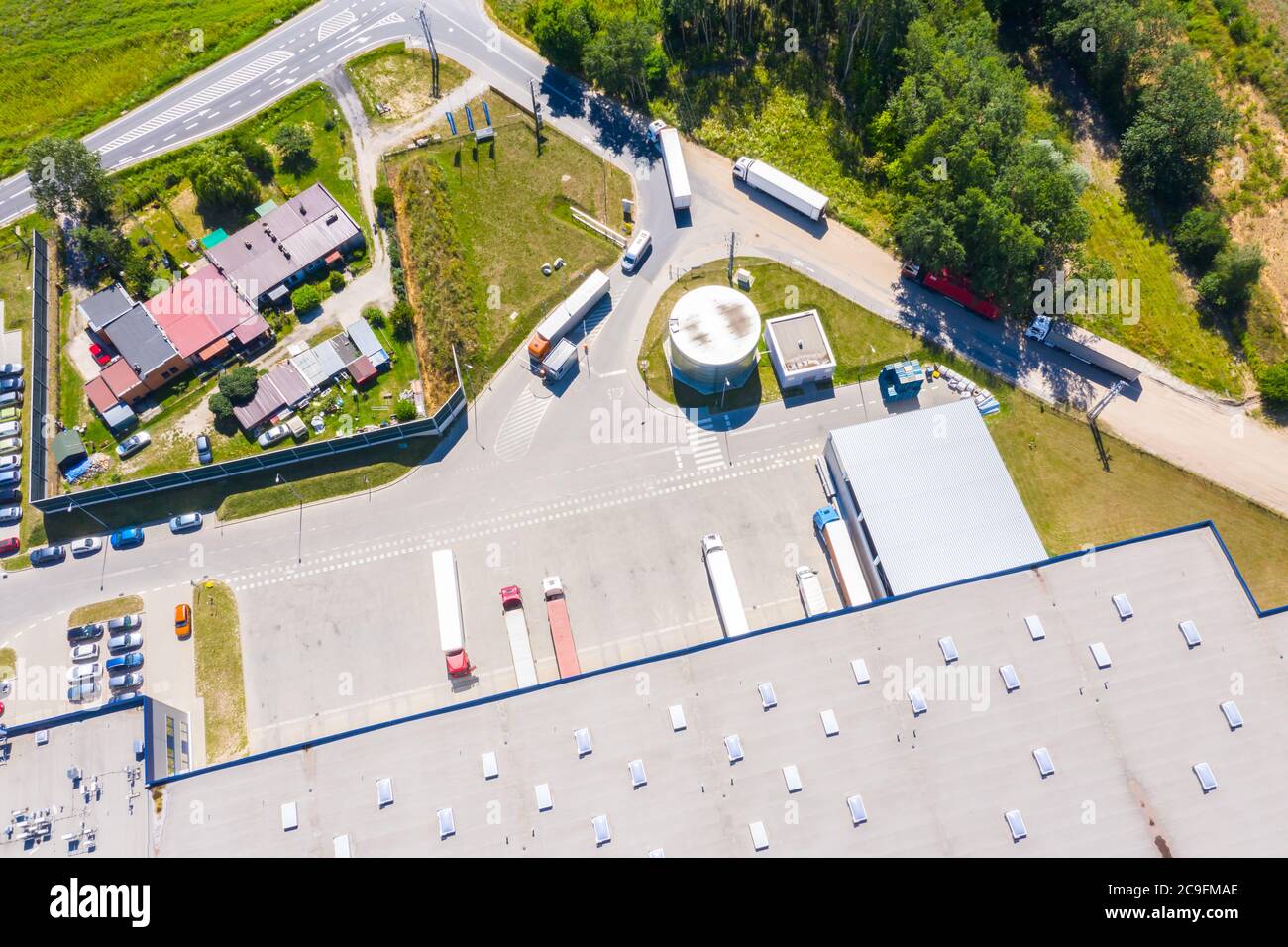 Luftaufnahme der Industriellen Lager Laderampe, wo viele Lkw mit ...
