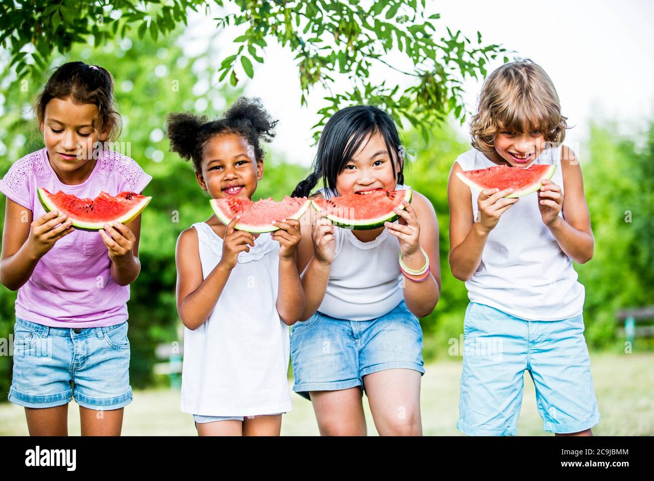 Kinder beim essen -Fotos und -Bildmaterial in hoher Auflösung – Alamy