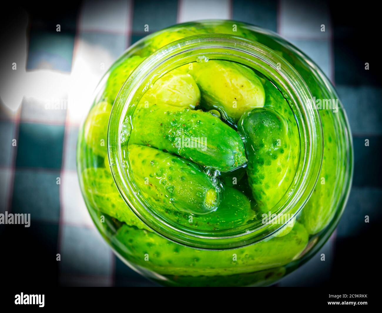 Gurken aus der Dose in einem Glas auf dem Tisch Stockfotografie - Alamy