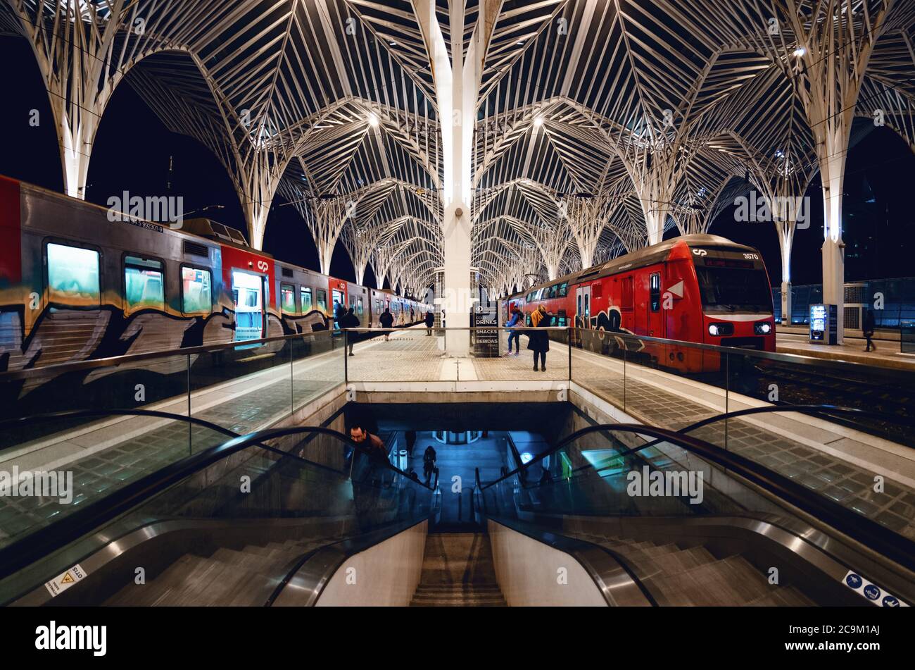 LISSABON, PORTUGAL - 4. FEBRUAR 2019: Moderner Bahnhof des gare do ...