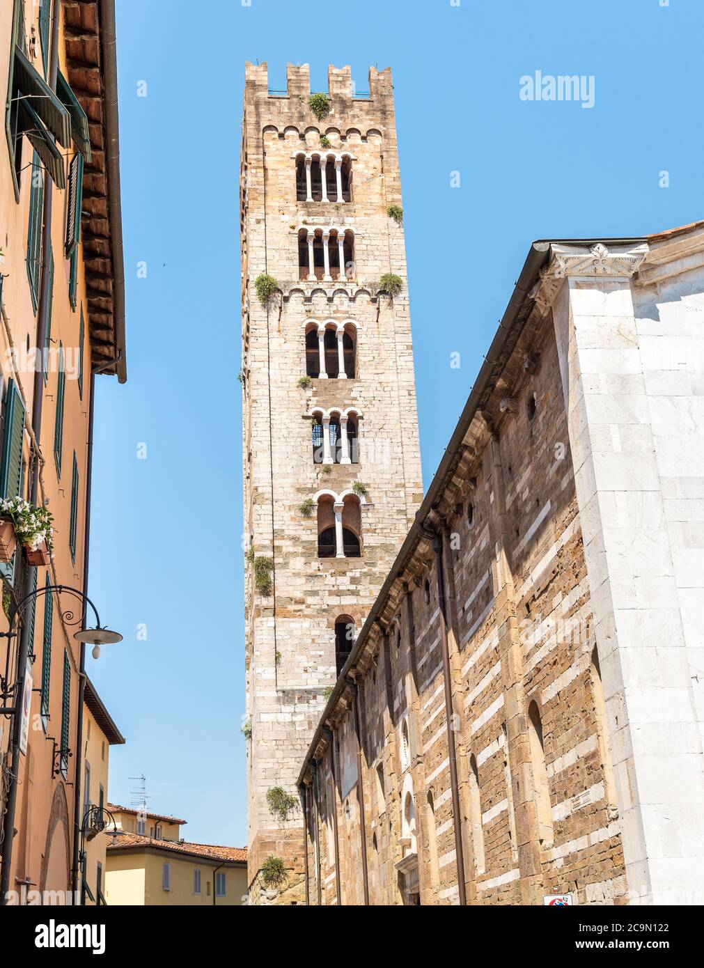 Glockenturm der Basilika San Frediano, ist eine romanische Kirche in ...