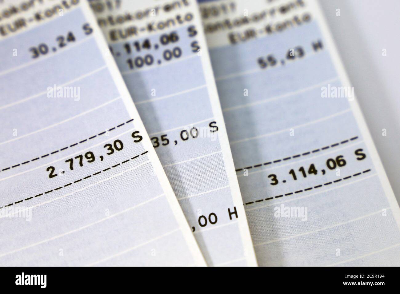 Negative account balance -Fotos und -Bildmaterial in hoher Auflösung ...