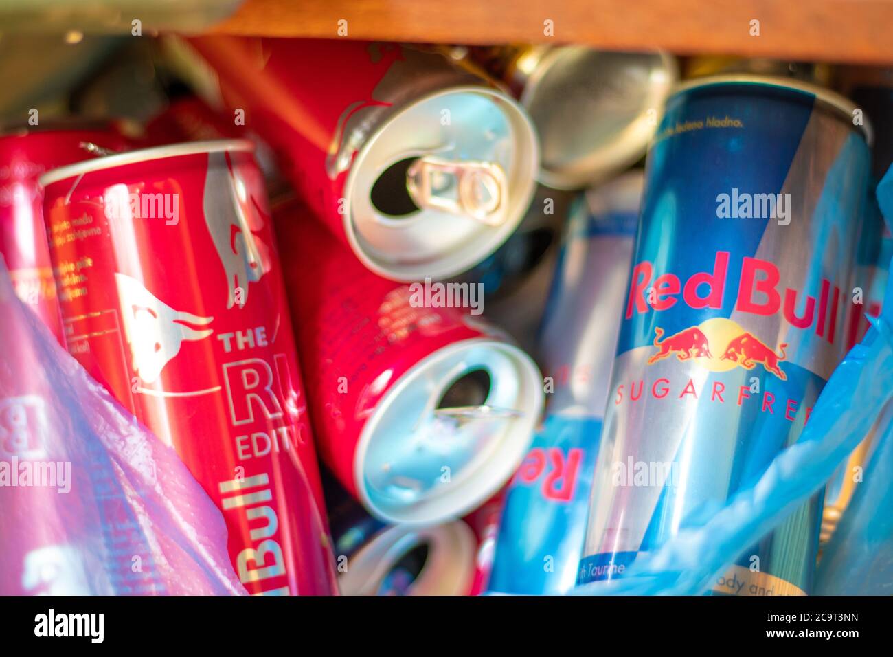 Dosen red bull -Fotos und -Bildmaterial in hoher Auflösung – Alamy