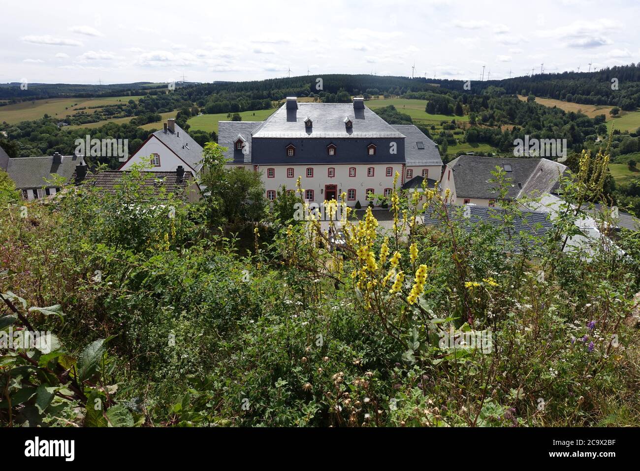 Blick von der Burgruine Kronenburg auf das Burghaus, Dahlem, Nordrhein ...