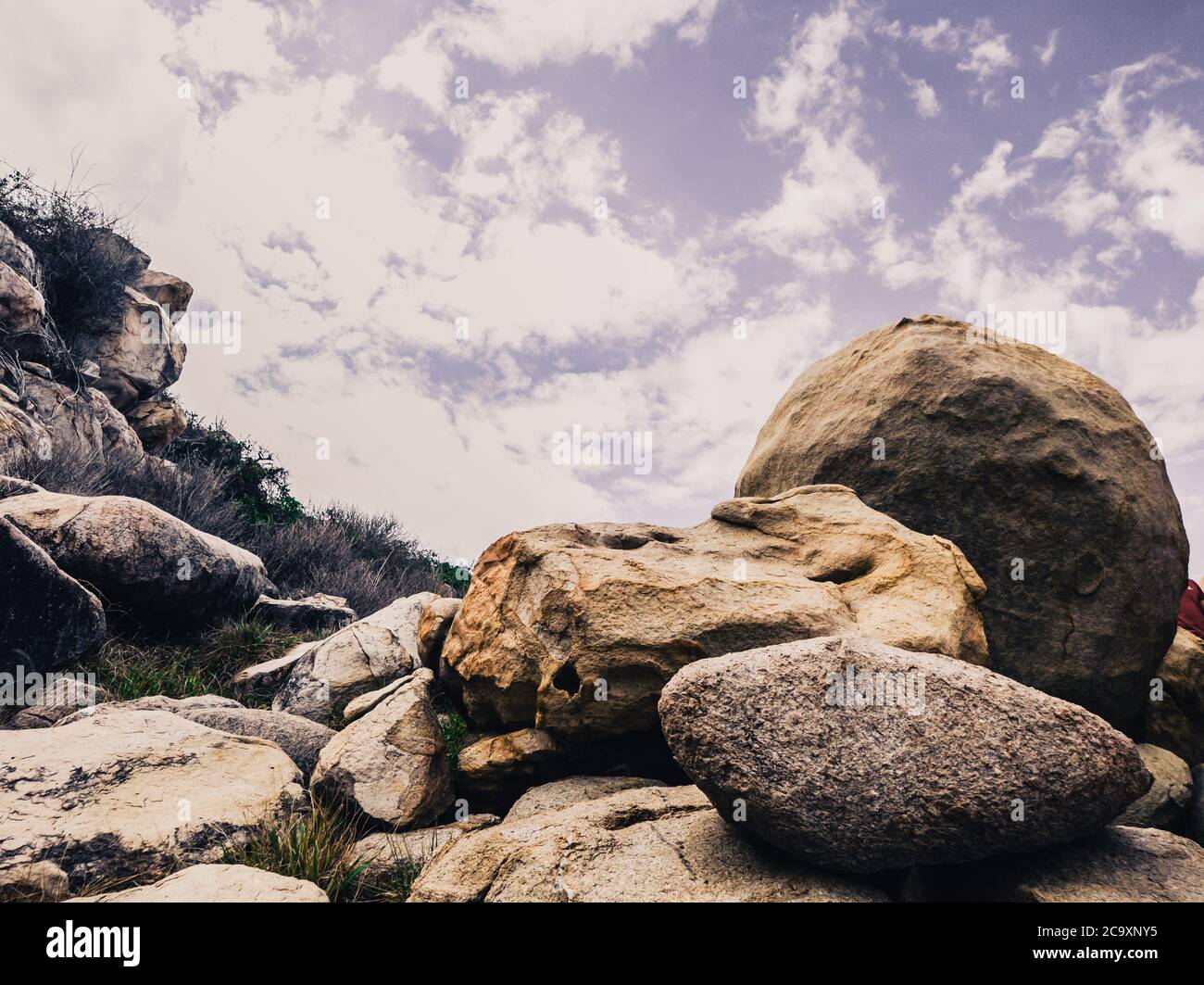 Riesiger gelber seltsamer Stein in der Nähe des Meeres. Alien ...
