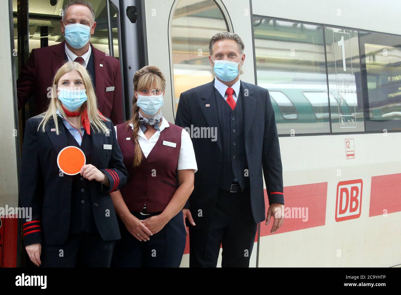 Berlin, Deutschland. August 2020. Mit Mund- und Nasenschutzmasken ...