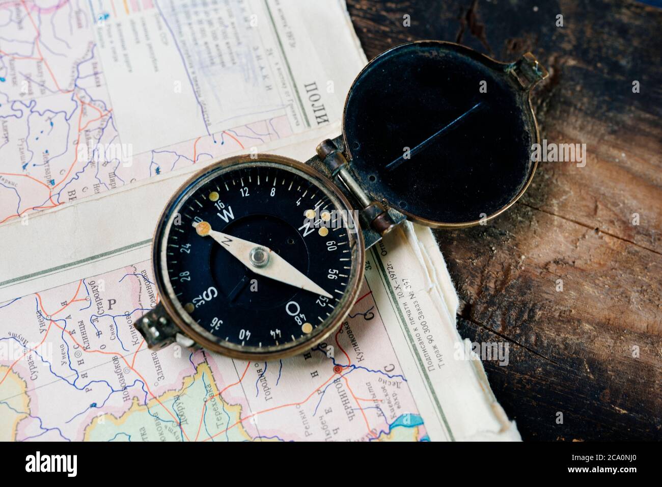Der Kompass ist auf der Karte Stockfotografie - Alamy