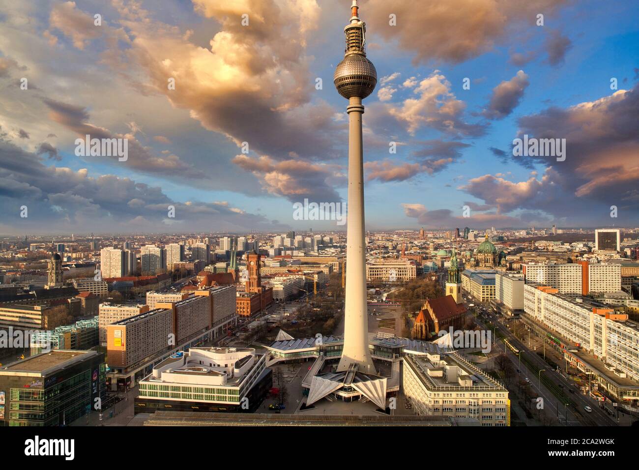 Der fernsehturm horizontal -Fotos und -Bildmaterial in hoher Auflösung ...