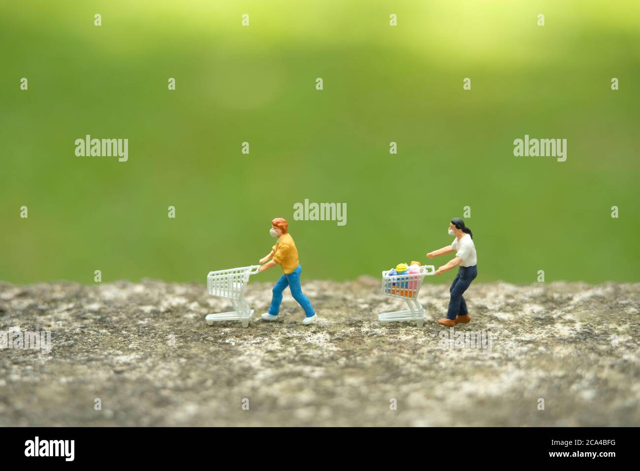 Miniature figurines of people -Fotos und -Bildmaterial in hoher ...