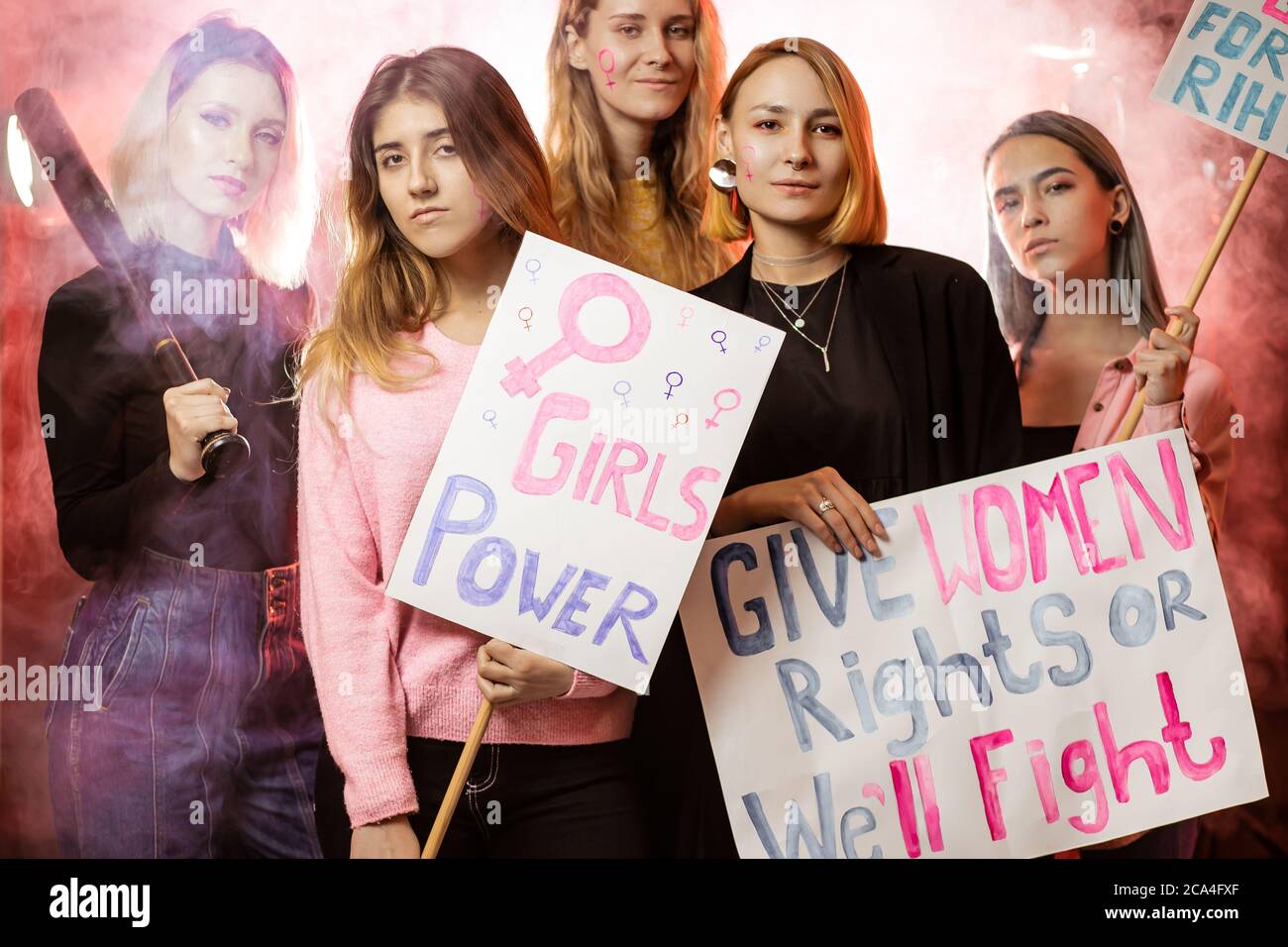 Gruppe von Feministinnen Mädchen stehen mit Fledermäusen, Megaphone und ...