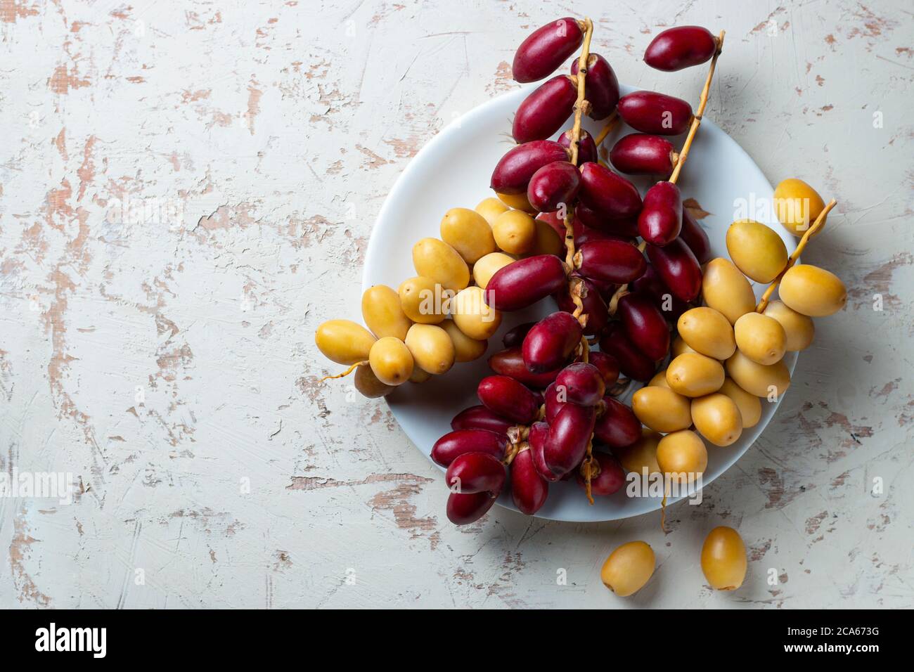 Fresh dates on stem -Fotos und -Bildmaterial in hoher Auflösung – Alamy